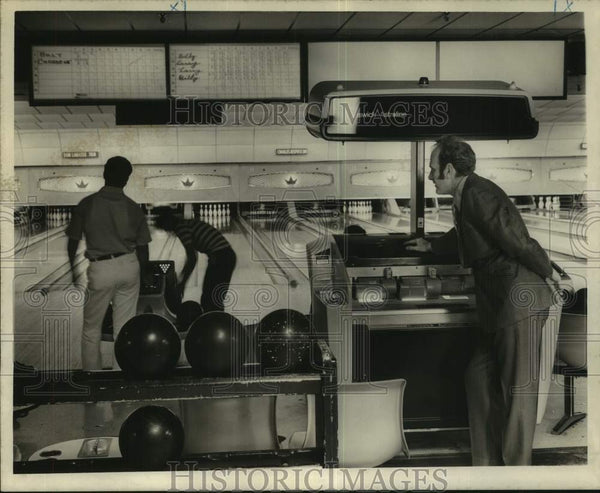 1971 Press Photo Paradise Bowling Alley Manager Red Mengel at Automatic ...