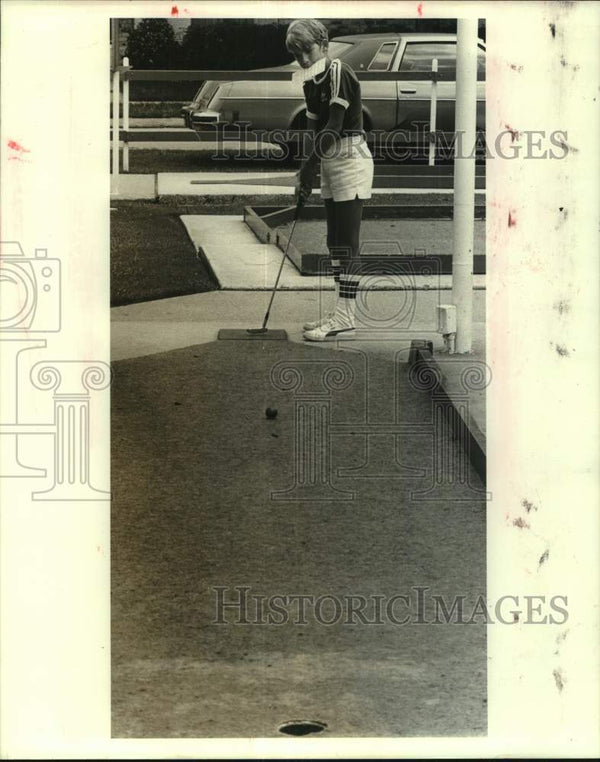1982 Press Photo Scott Gilbert plays putt-putt in Louisiana - noc17027 ...