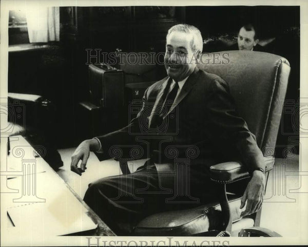 1964 Press Photo Pennsylvania Governor William W. Scranton sits in his ...