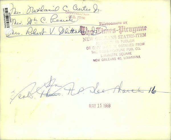 1969 Press Photo Mrs. Robert Whittaker Jr. confers with other ladies ...