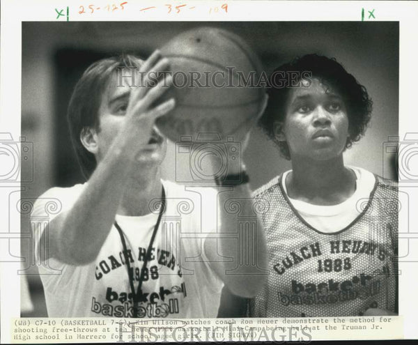 1988 Press Photo Coach Ron Heuer demonstrates at Basketball Mini-Camp ...