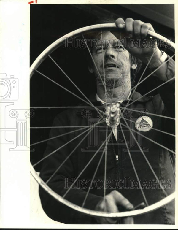1984 Press Photo Charlie Watkins holds bicycle tire in LaPlace ...