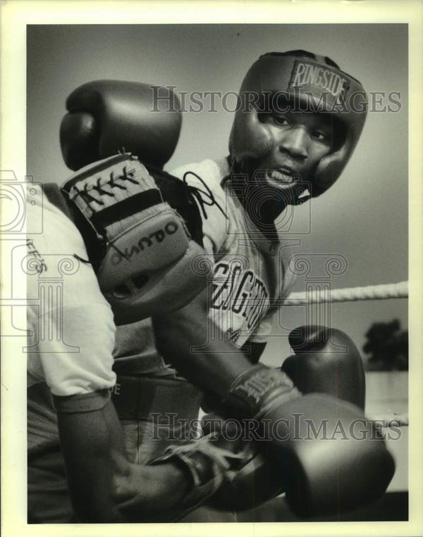 1988 Press Photo Earl Weaver III in boxing match for Navy Relief ...