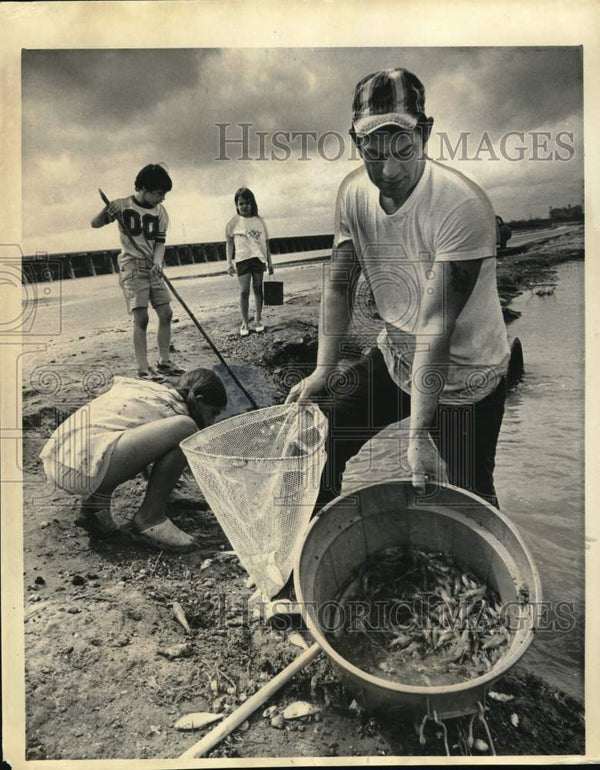 1974 Press Photo Ralph Cheek fishing with friends at Bonnet Carre ...
