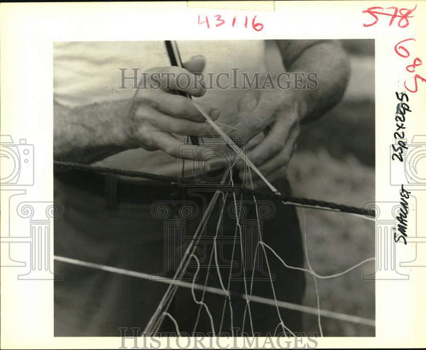 1989 Press Photo Billy Bowers working on a 1200 foot long gill net in ...