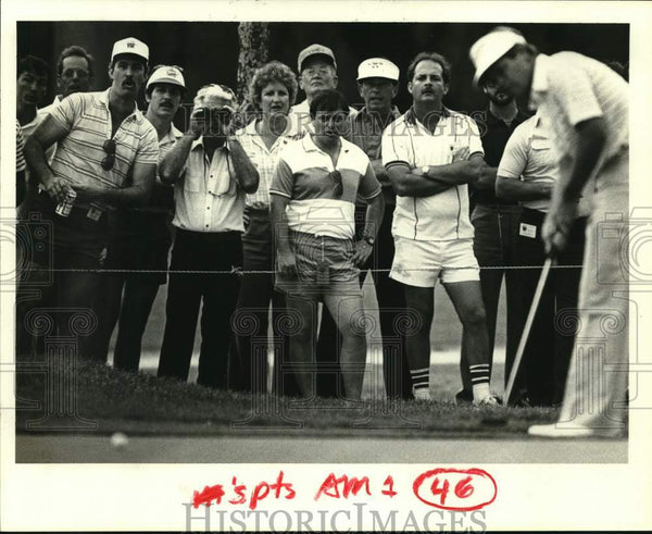 1985 Press Photo Golf fans watching Jim Simmons putt at USF&G Classic ...