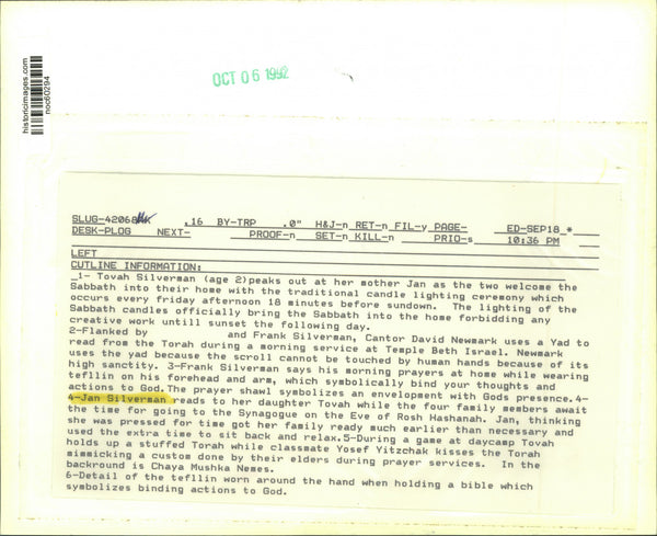 1992 Press Photo Jan Silverman reads to her daughter Tovah on Rosh ...