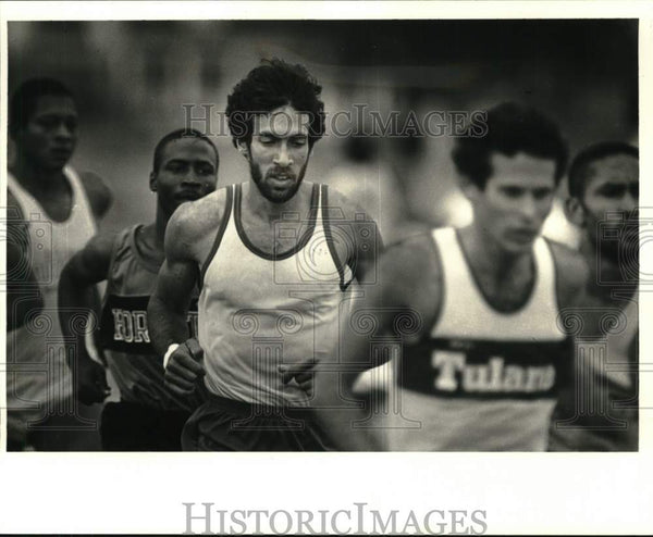 1986 Press Photo Randy Stevens stays in the pack at the 1500 meter race ...