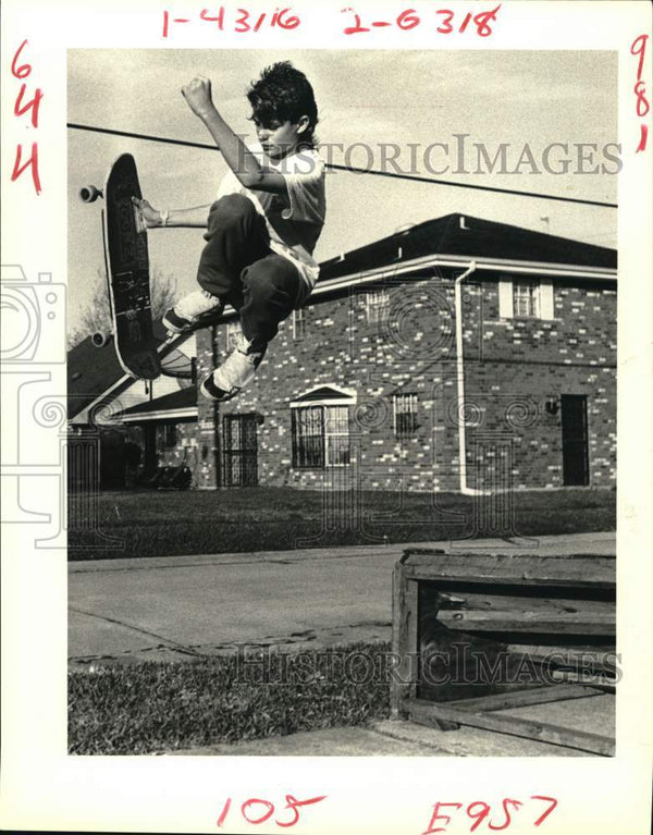 1989 Press Photo Ben Buisson jumping his skateboard on a wooden ramp in ...
