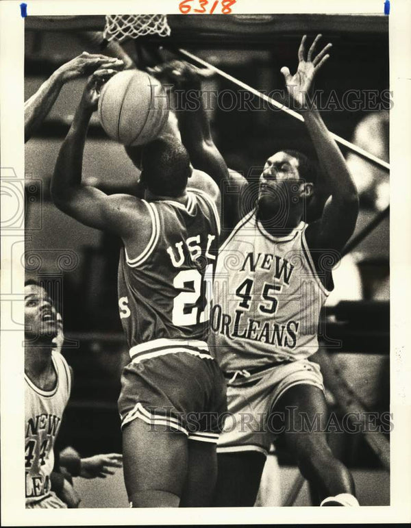 1987 Press Photo Basketball players during UNO-USL game at Lakefront ...