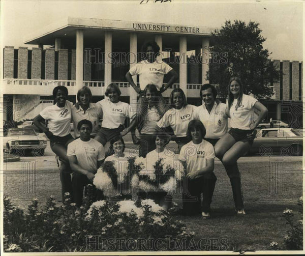 1976 Press Photo University of New Orleans cheerleaders pose outside ...