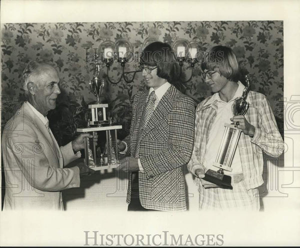 1975 Press Photo Golf players Dan Trahan and Steve Jones awarded by W.R ...