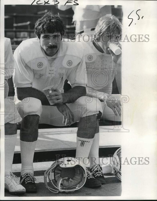 1975 Press Photo Quarterback player Buddy Gilbert on bench with ...