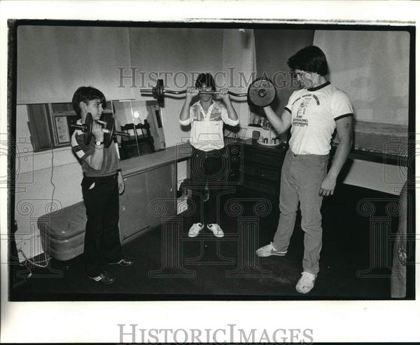 1982 Press Photo Bobby Serpas, John Disalvo, Rick Whatley lift weights ...