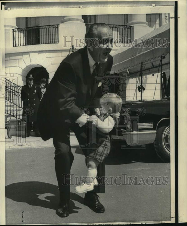 1968 Press Photo President Johnson lifts his grandson Patrick Lyndon ...
