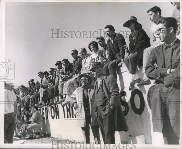1964 Press Photo Carnival Spectators with Unusual Seats Mardi Gras, Ne ...