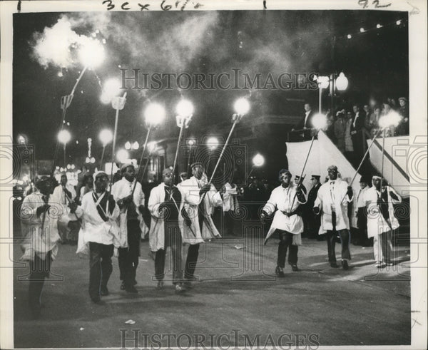 1964 Press Photo Carnival Parade- Many colored torches lead way for ...