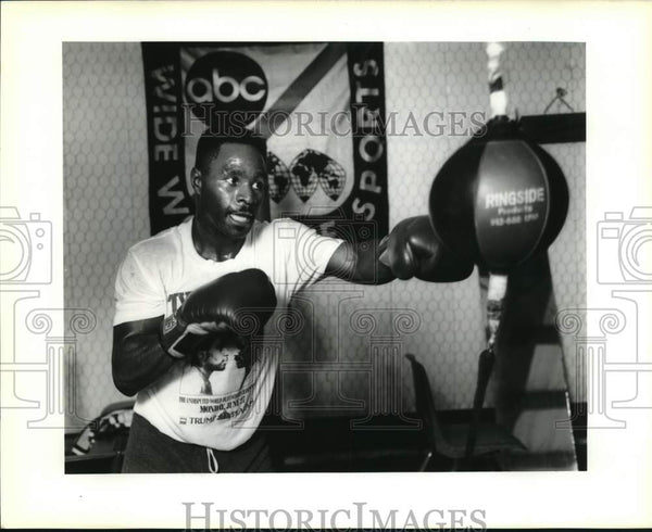 1989 Press Photo Boxer Richard Savage works out at a local gym in ...