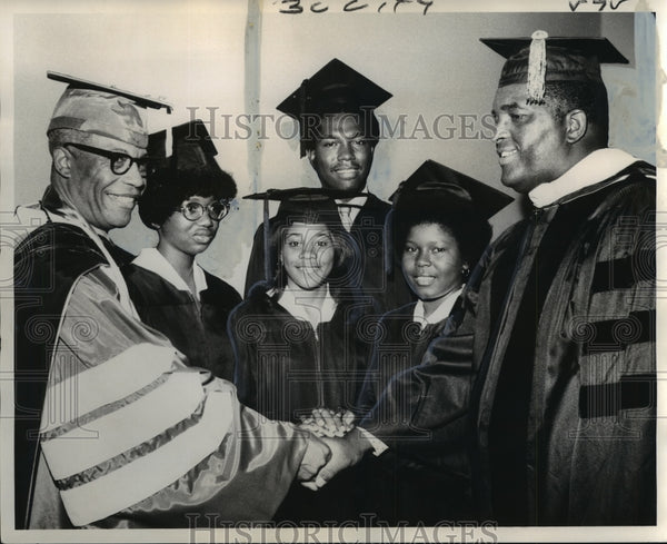 1972 Press Photo Dillard. Dr. Broadus N. Butler congratulating ...