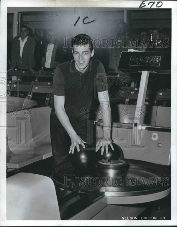 1973 Press Photo Nelson Burton Jr., reaches for his bowling ball ...