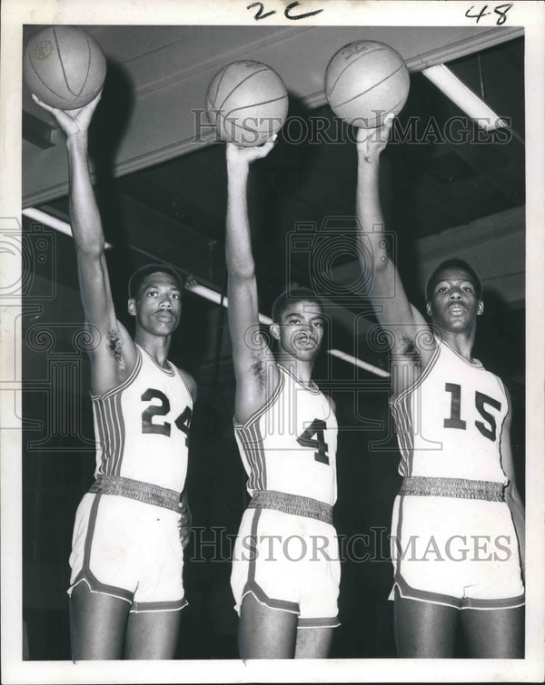 1969 Press Photo Dillard Blue Devils basketball players hold up their ...