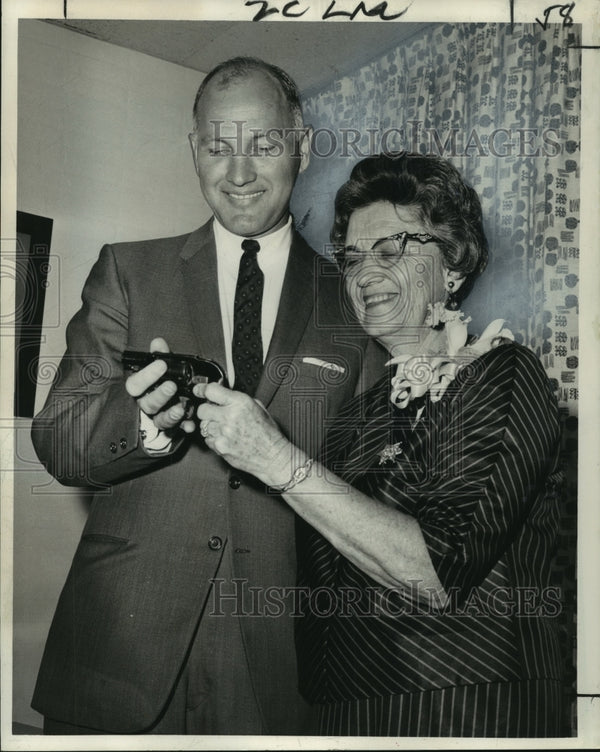 1966 Press Photo Sheriff Alwynn Cronvich Gives Mrs. Viva Bender Pistol ...