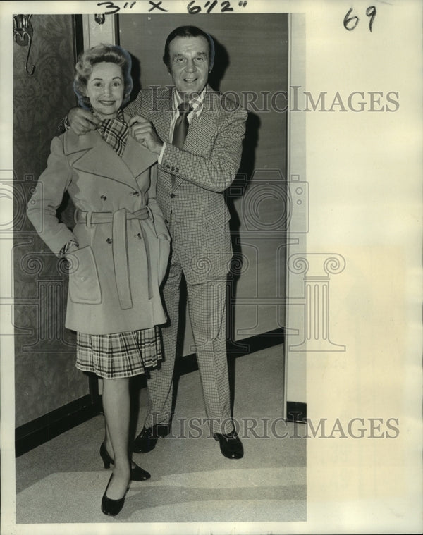 1972 Press Photo Fashion president Robert Courtney & model wearing his ...