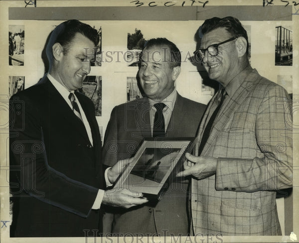 1970 Press Photo Senator Michael H. O'Keefe receives award from LA AFL ...