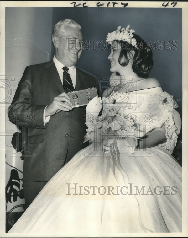 1970 Press Photo Spring Fiesta Queen Dale Marie Dane with William ...