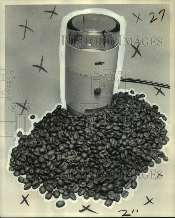 1976 Press Photo Braun coffee bean masher at Flavor Nook in Lake Forest ...