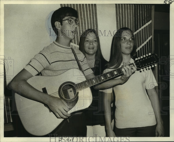 1971 Press Photo Teenagers at Immaculate Heart Church perform in youth ...