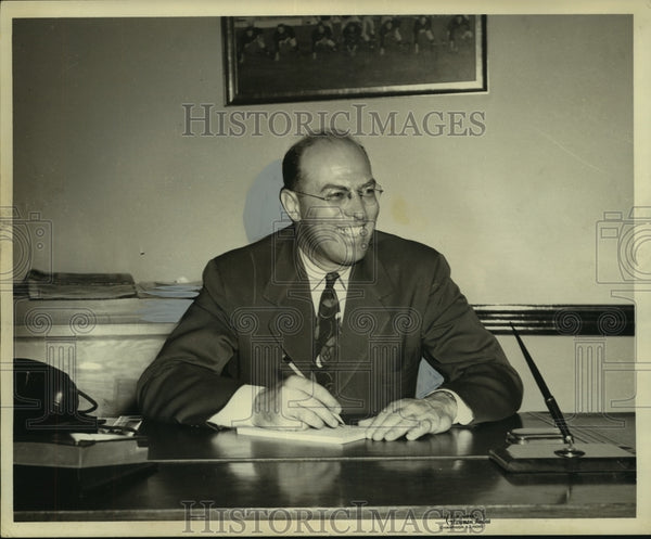 Press Photo Ray Eliot, Assistant Athletic Director of University of ...