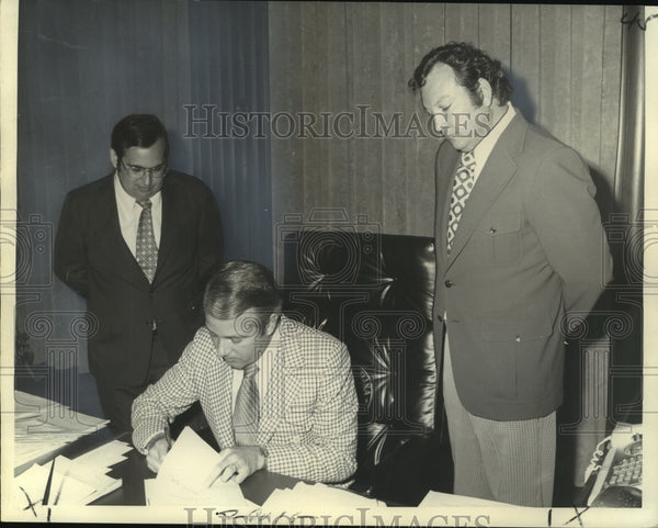 1972 Press Photo Gov Edwin W. Edwards signs bill creating Second ...