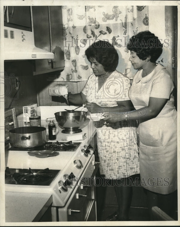 1969 Press Photo Mrs. Juanita Franklin helps Mrs. Alice Jolly prepare ...
