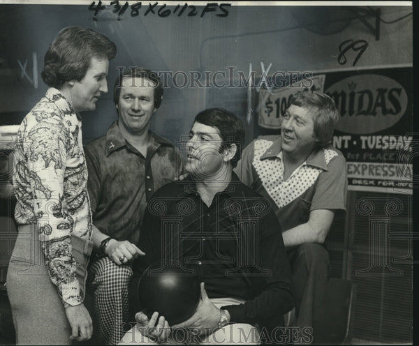 1977 Press Photo Bowling Champions Don Johnson and Don Helling Chat Wi ...