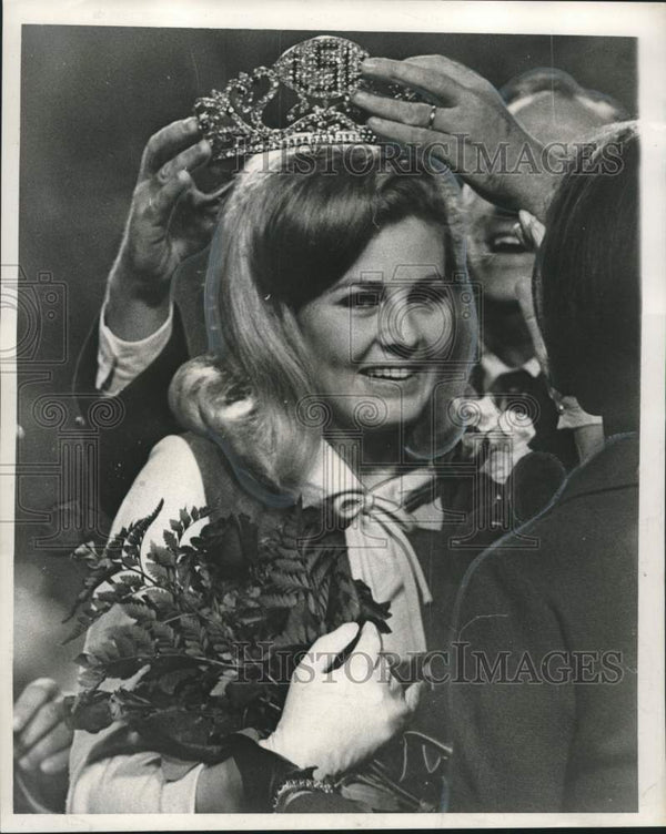 1966 Press Photo Jane Hamic Receives Crown as LSU Homecoming Queen ...