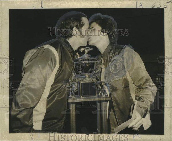 1972 Press Photo Bowler Don Helling Congratulated by Wife Addie ...