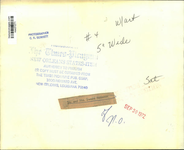 1972 Press Photo Mr. & Mrs. Donald Hessemer admire picture - noo31271 ...