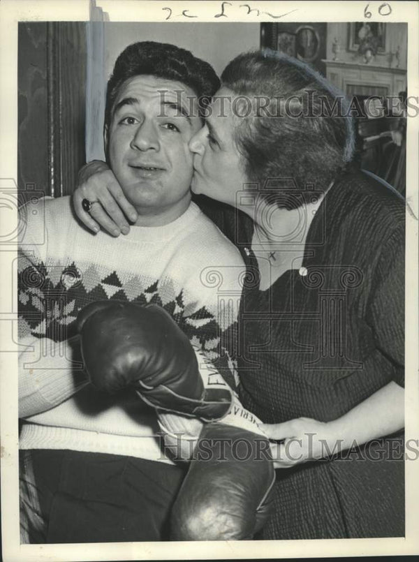 Press Photo Vince Martinez, boxer, is kissed by a woman - noo42131 ...