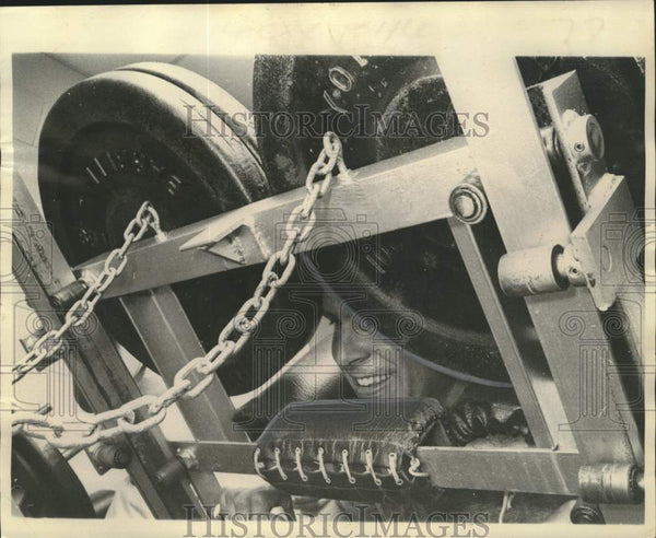 1975 Press Photo New Orleans Saint Football player Jake Kupp works out ...