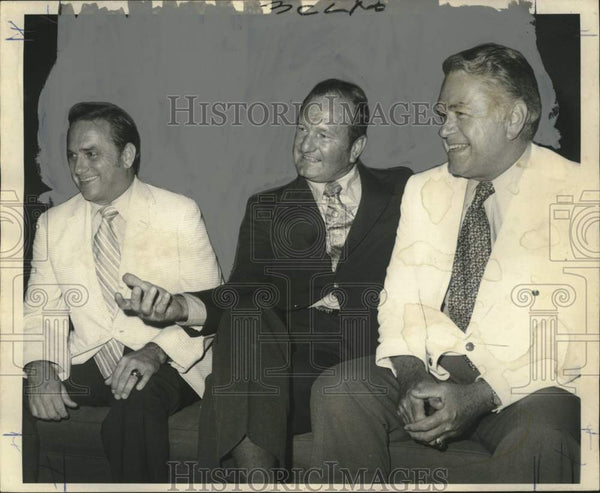 1971 Press Photo Charlie McClendon conferring with Lloyd Drury & Carl ...