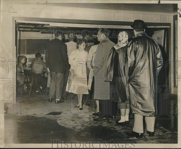 1962 Press Photo Voters wait in line, 33rd Precinct of Seventh Ward ...