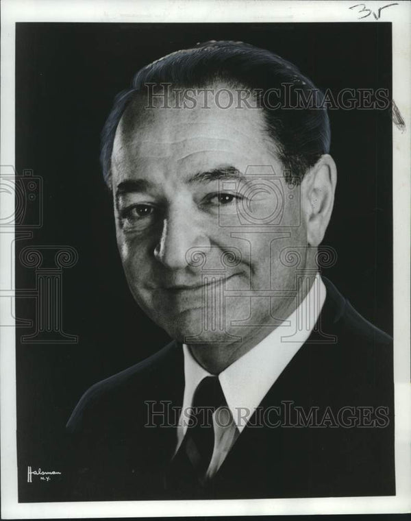 1970 Press Photo Robert M. Misch unveils "Secrets of the grape ...