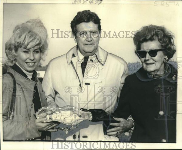 1974 Press Photo Mrs. Robert Meadors receives Handicap Trophy from ...