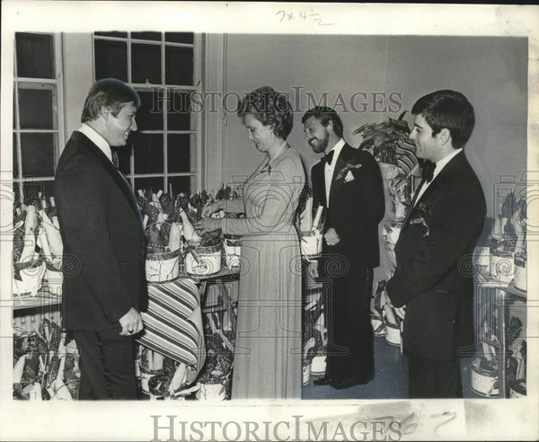1975 Press Photo Joe Morrow, Nina Sloss, Dick Walne & Tom Collum pick ...