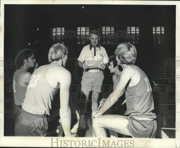 1974 Press Photo Coach Charlie Moir of Tulane & his basketball players ...