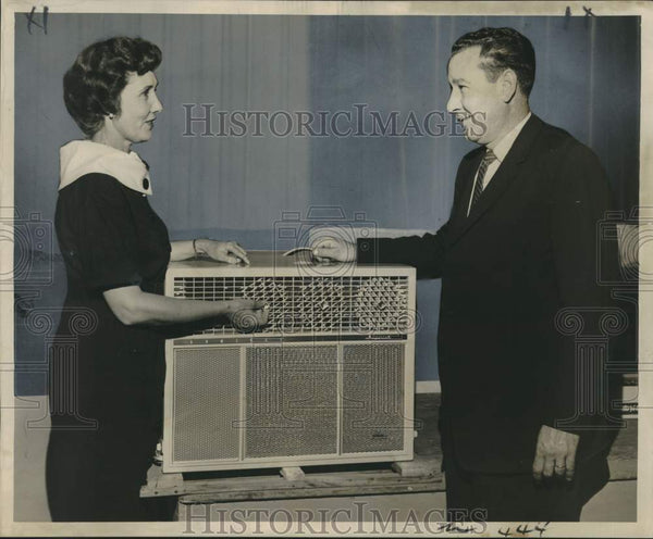 1960 Press Photo Vincent Paliso receiving donation from Mrs. Harris ...