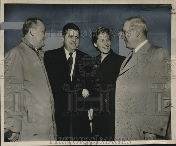 1955 Press Photo Mr. and Mrs. Maxwell Rabb welcomed at Moisant Airport ...