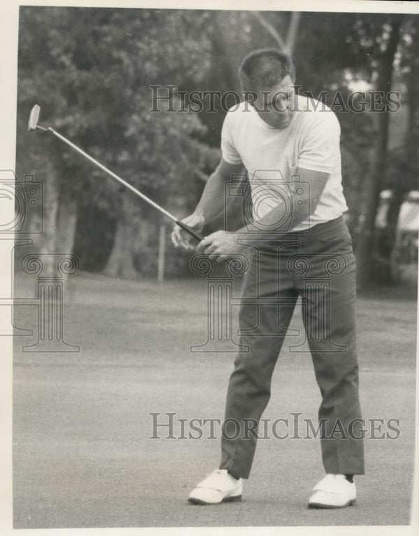 1968 Press Photo Golfer Gary Player's putt shot at the Greater New ...