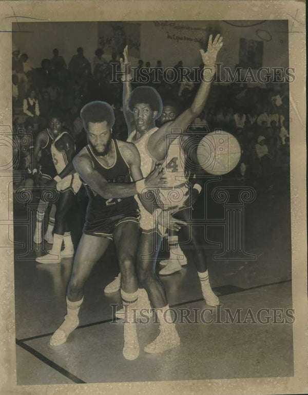 1971 Press Photo Xavier guard Rod Patterson against Dillard's Clarence ...